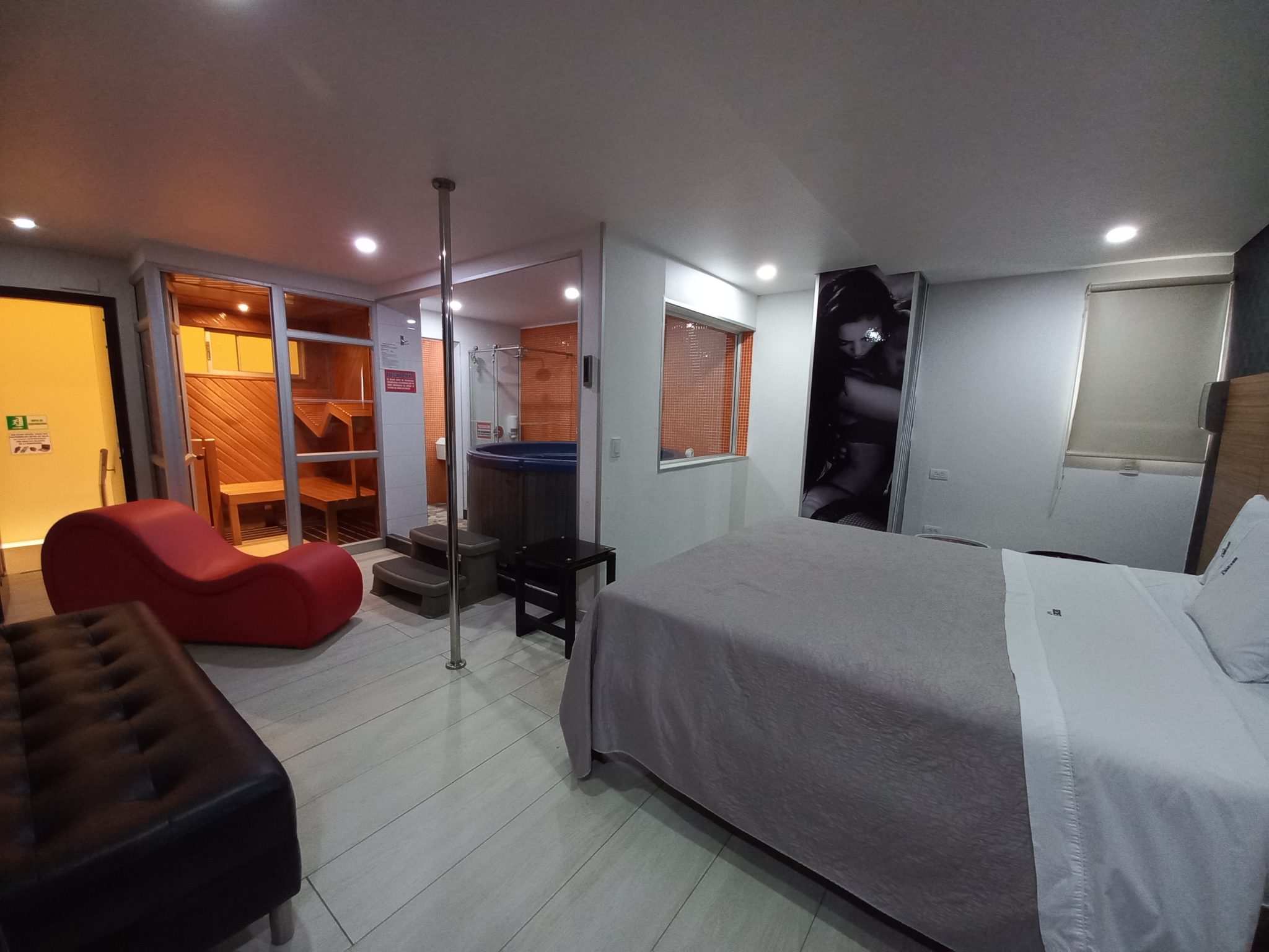 SUITES - SECRET MOTEL