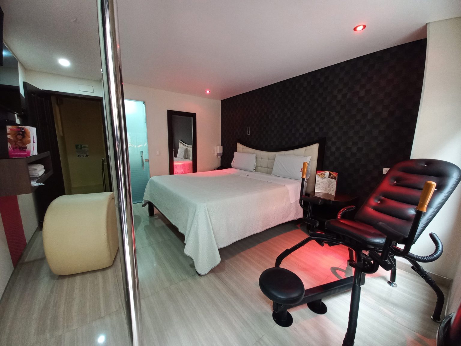 SUITES - SECRET MOTEL