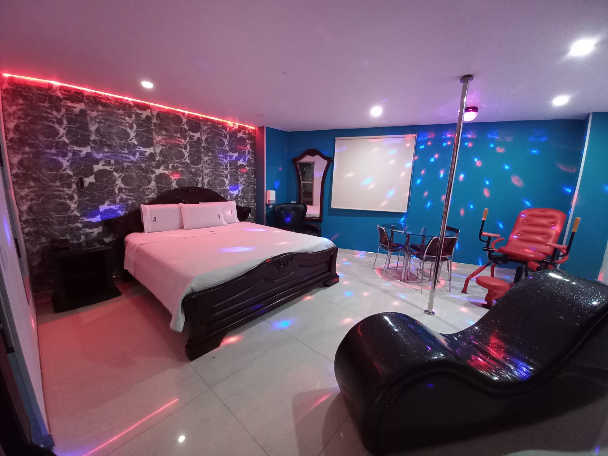 SUITES - SECRET MOTEL