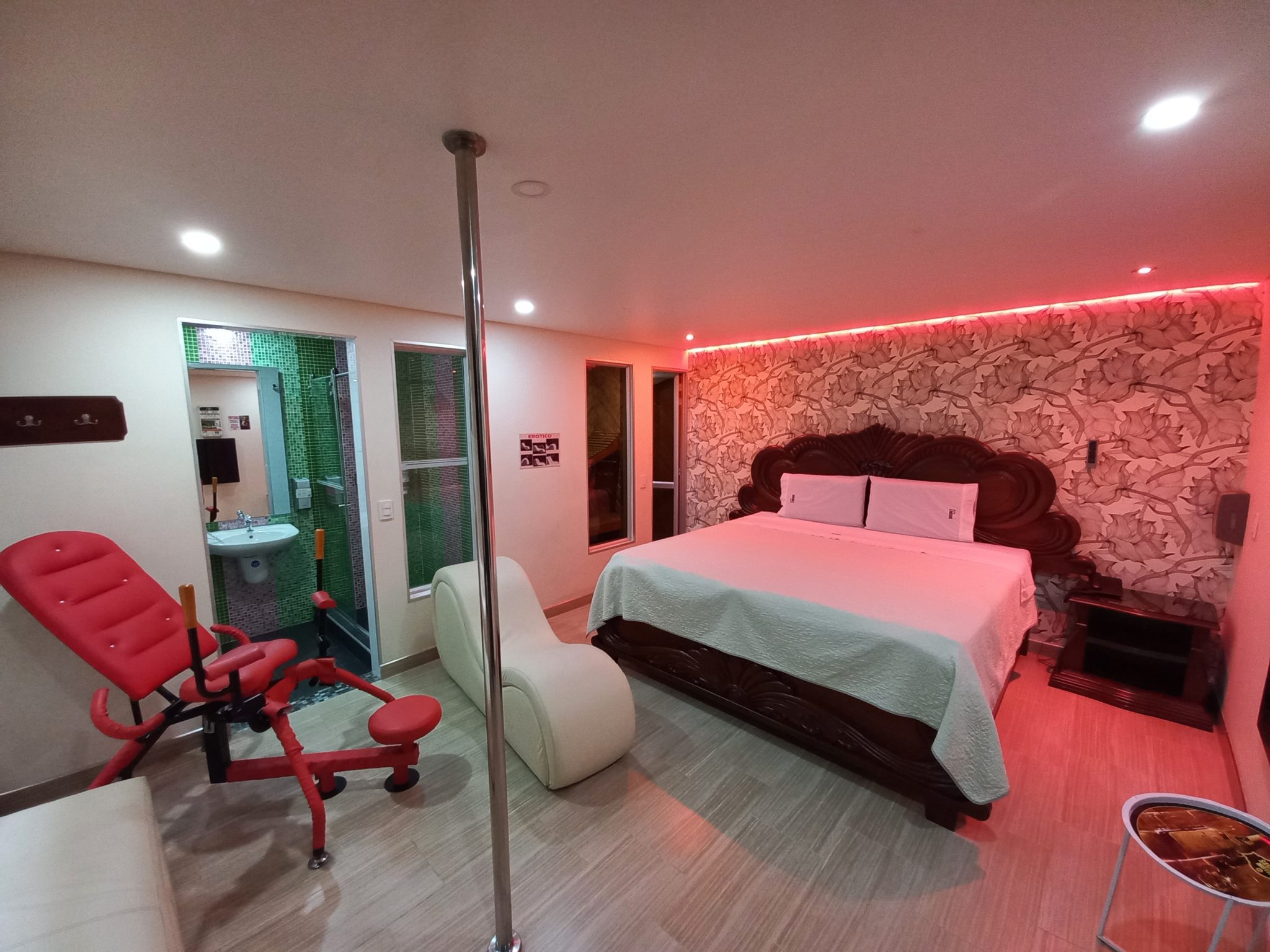 SUITES - SECRET MOTEL