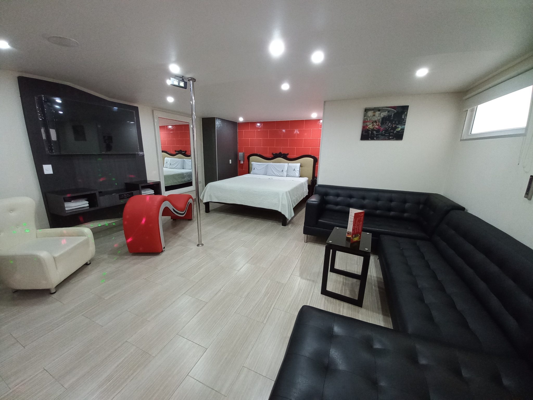 SUITES - SECRET MOTEL