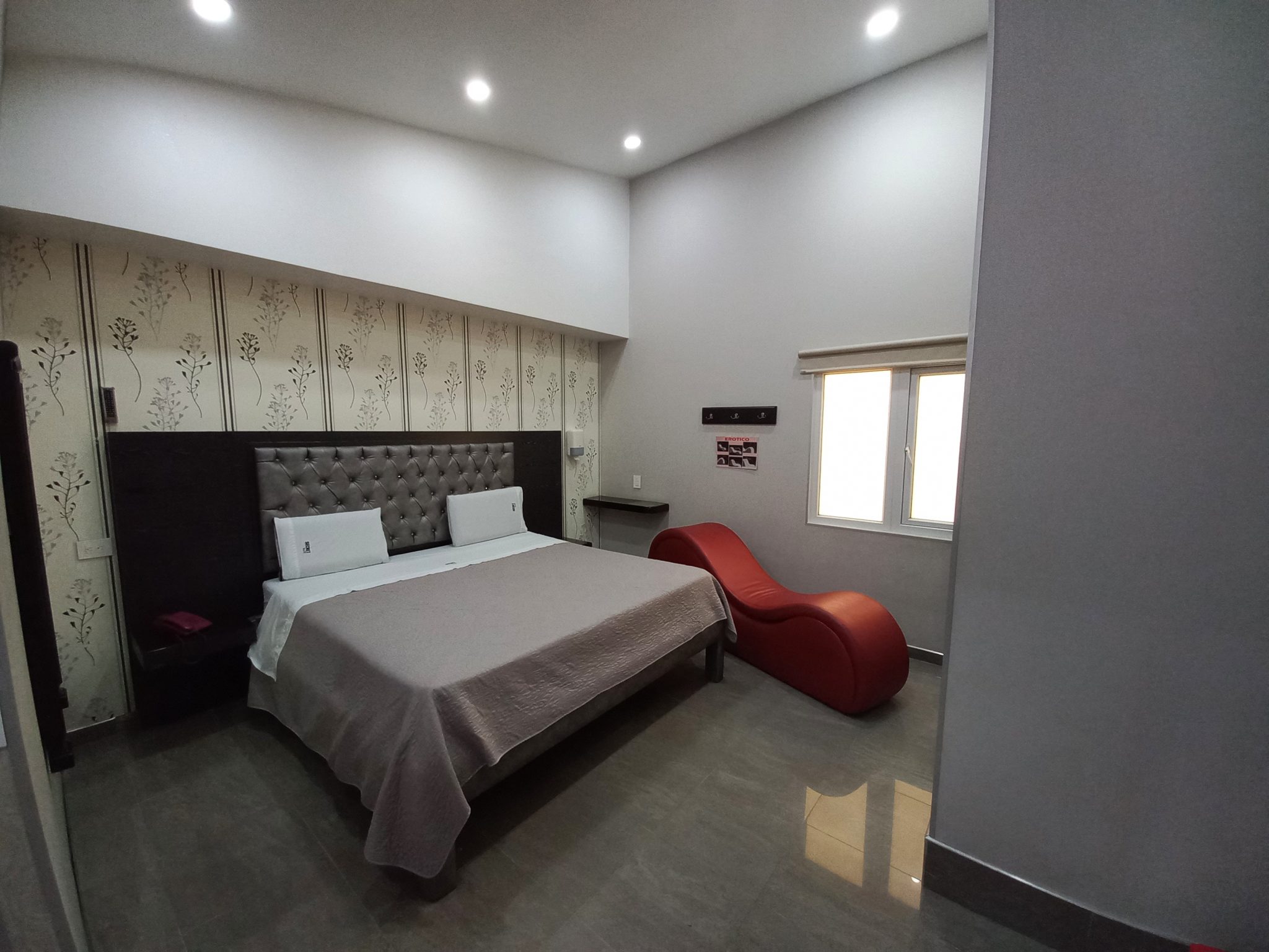 SUITES - SECRET MOTEL